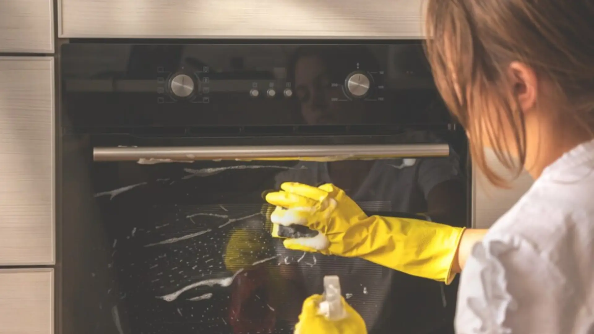 3 Quick and Easy Ways to Clean Your Oven | HomeTips